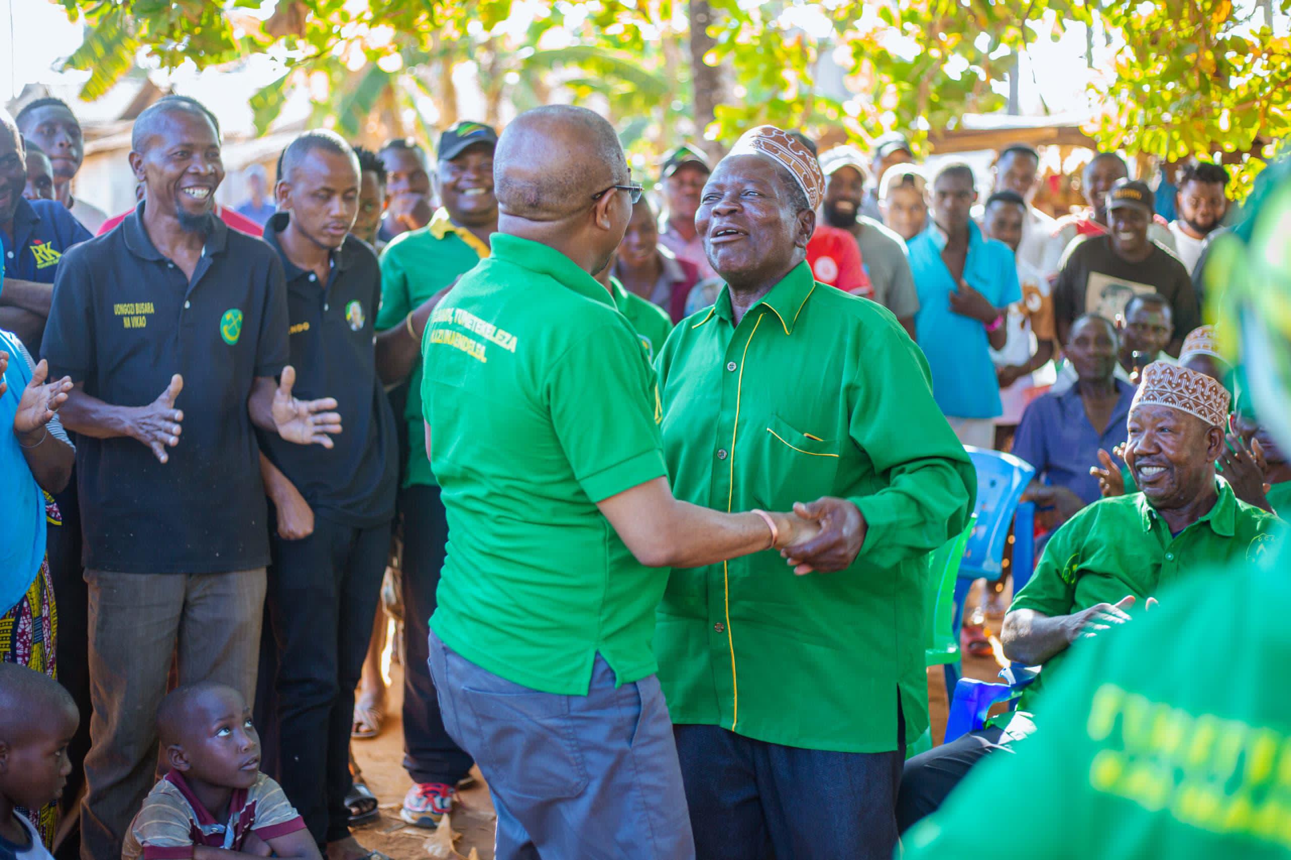 Ridhiwani, Mlao na wanachama wa CCM Kata ya Bwilingu wakinadi chama ...